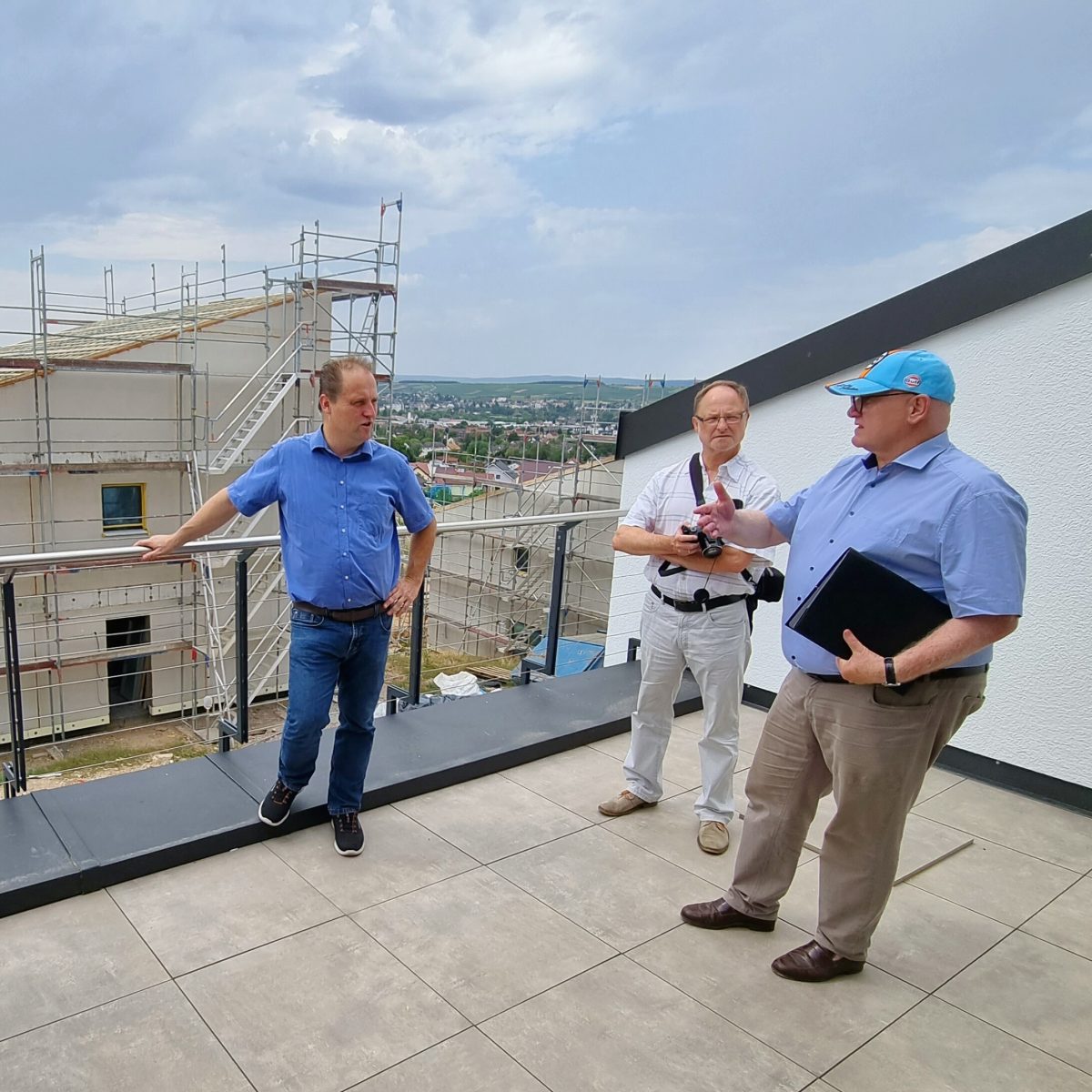 Landtagsabgeordneter Michael Simon besucht Solarquartier - GEWOBAU GmbH ...